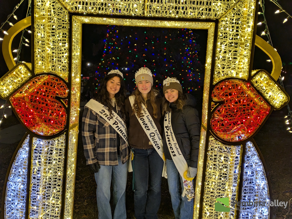 Largest crowd in years packs Altona's Night of Lights celebration ...