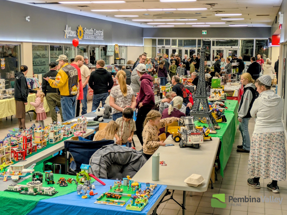 Big crowds at 5th Altona Farm Toys and Hobby Show - PembinaValleyOnline ...