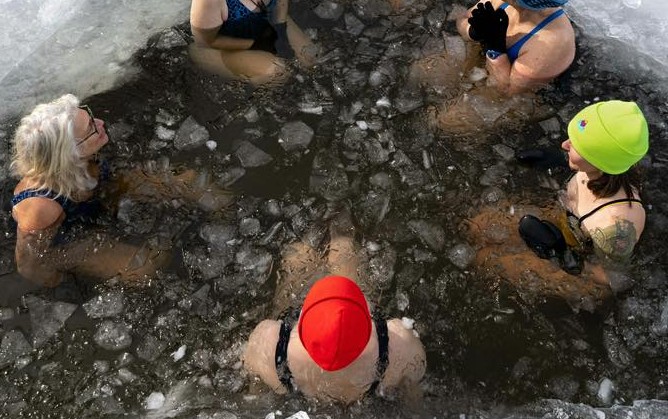 Cochrane cold crew making waves, freezing for fun together ...