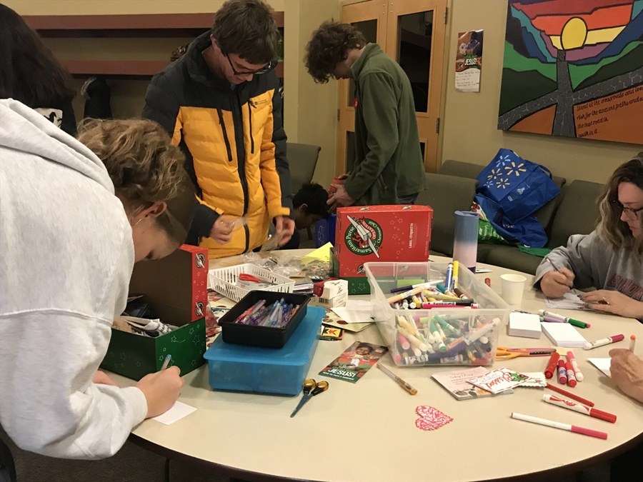 Strathmore area packs 910 Operation Christmas Child shoeboxes ...