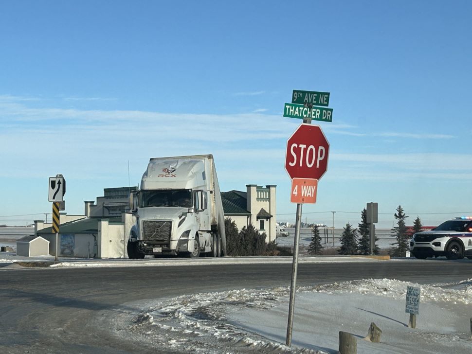 Semi truck blocks 9th and Thatcher Drive E intersection, police on ...