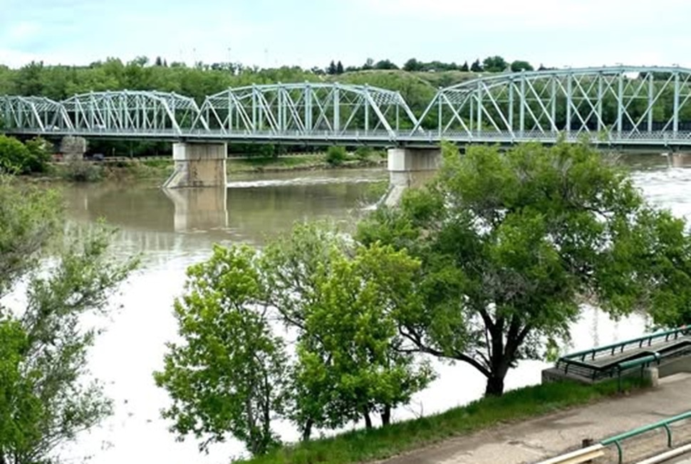 Medicine Hat closes parks, boat launches as river levels rise ...