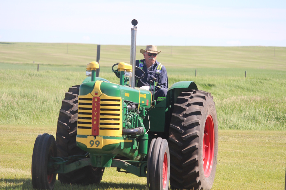 Simmie hosts first tractor pull in decades - SwiftCurrentOnline.com ...
